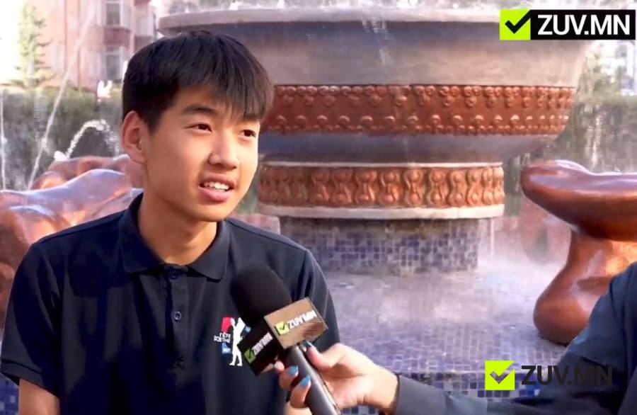 Б Тэмүүлэн Ажил хийж олсон мөнгөөрөө хүүхдүүдэд цүнх БЭЛЭГЛЭСЭН